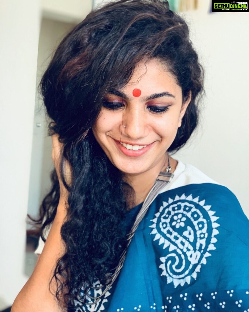 Actress Deepa Thomas HD Photos and Wallpapers April 2019 - Gethu Cinema