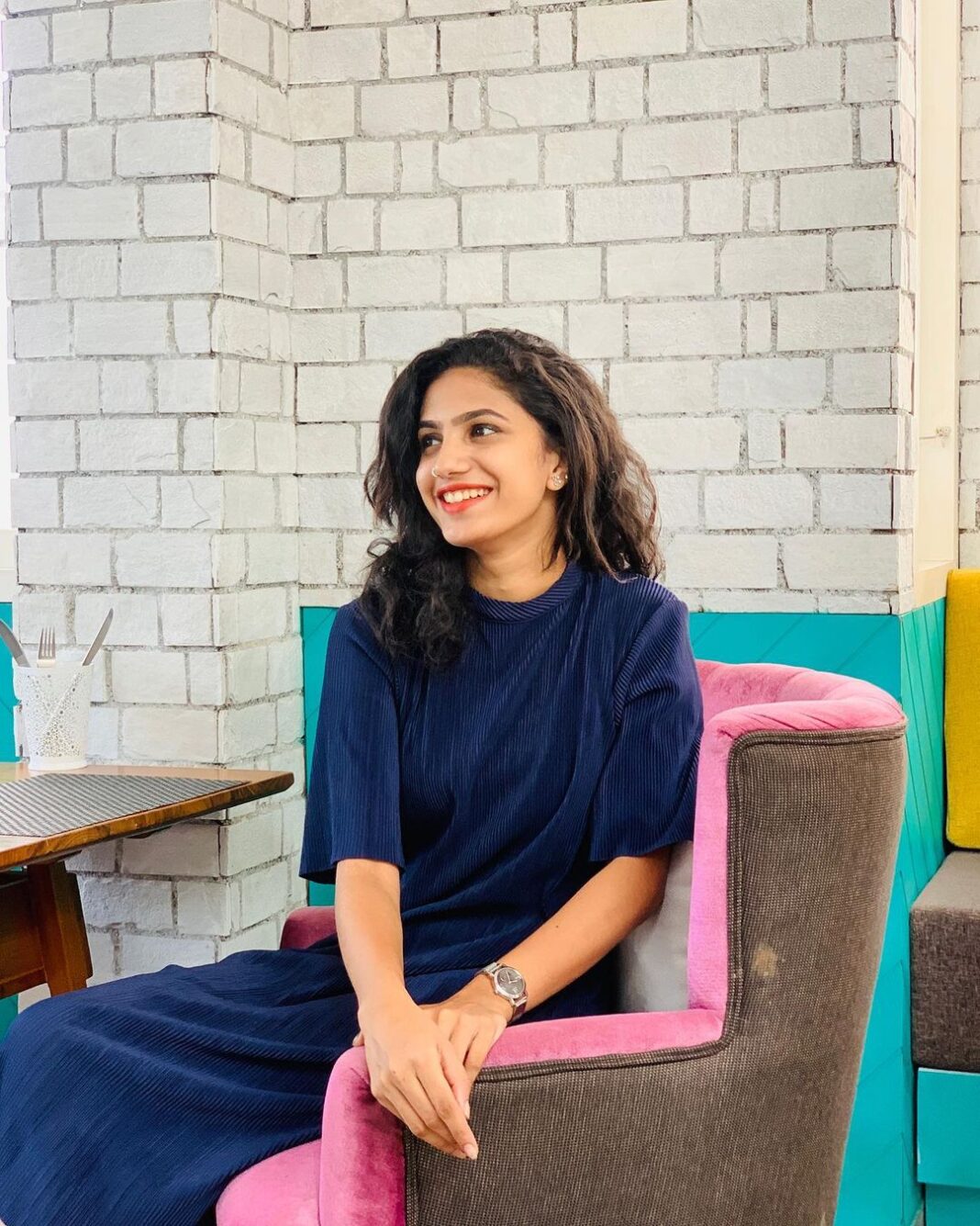 Actress Deepa Thomas HD Photos and Wallpapers November 2022 - Gethu Cinema