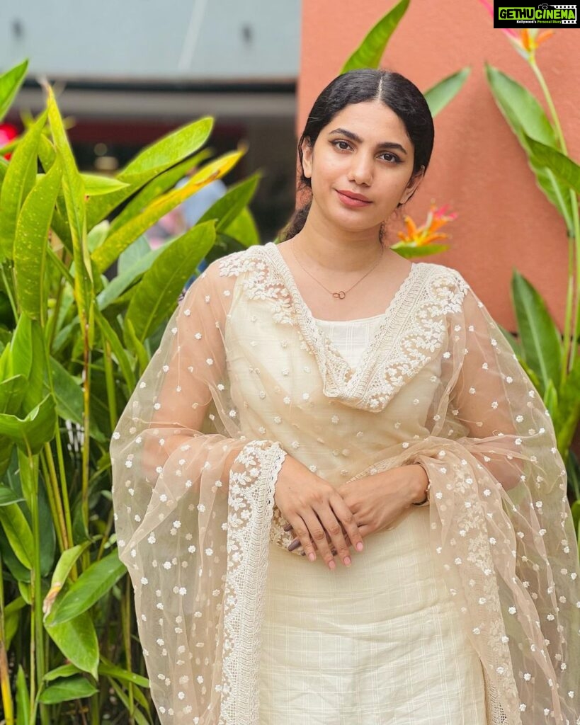 Actress Deepa Thomas HD Photos and Wallpapers October 2022 - Gethu Cinema