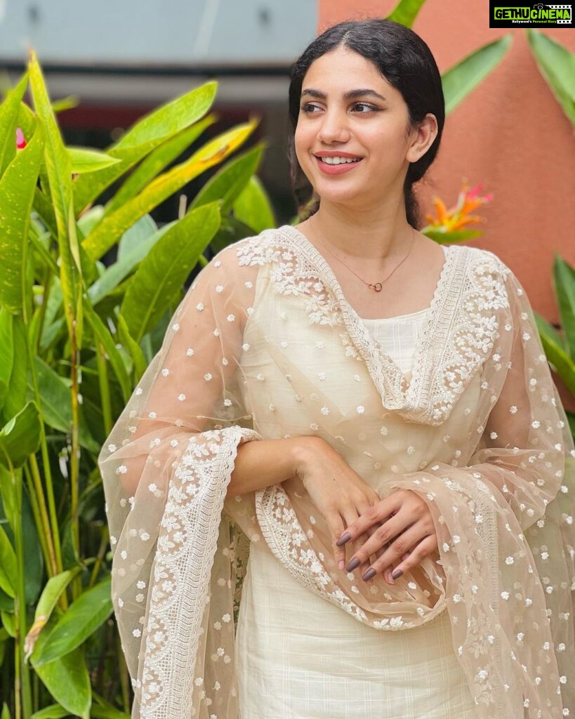 Actress Deepa Thomas HD Instagram Photos and Wallpapers October 2022 ...