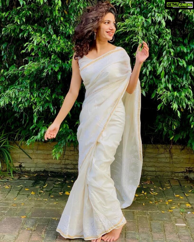 Actress Deepa Thomas HD Photos and Wallpapers September 2022 - Gethu Cinema