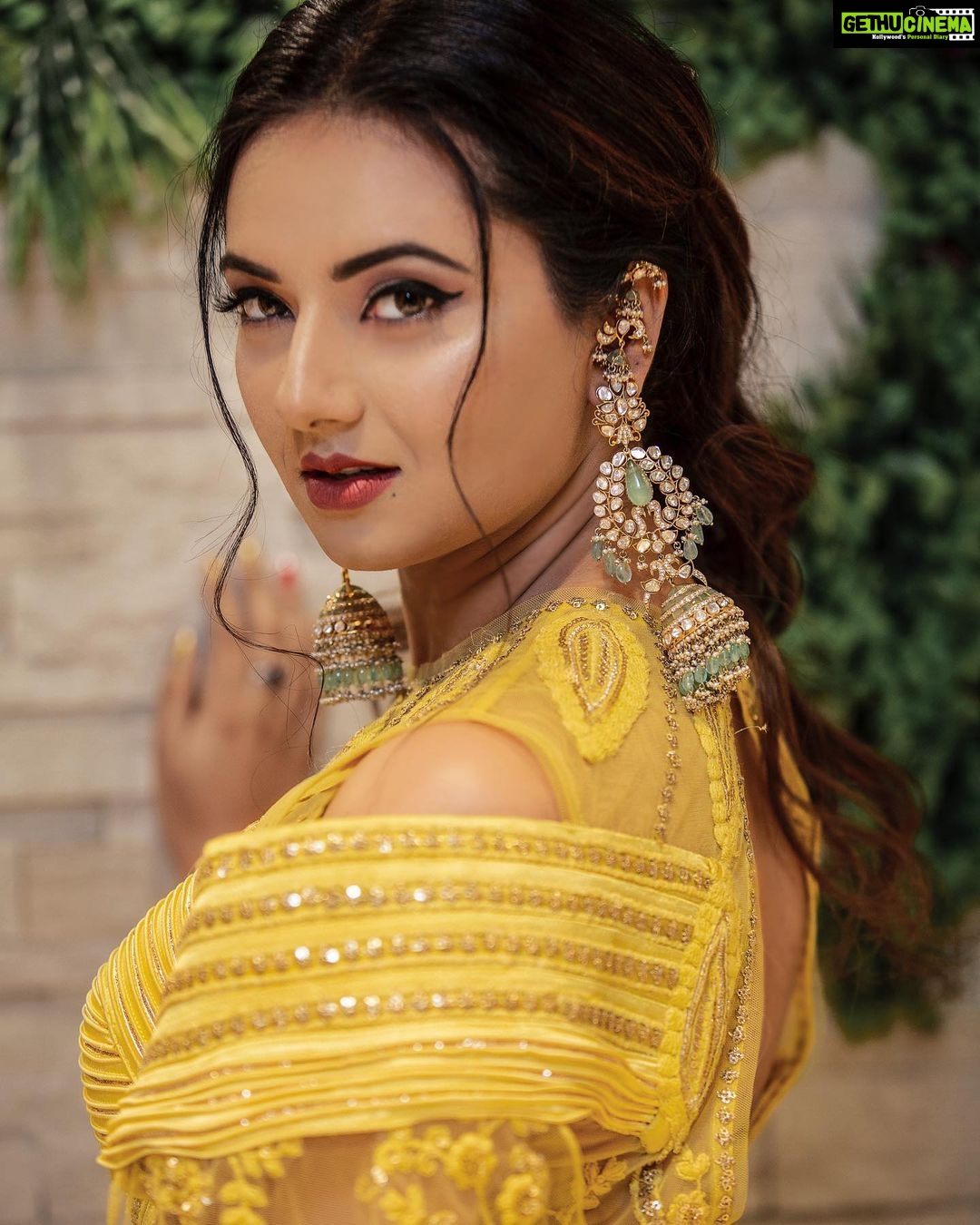 Actress Isha Chawla HD Photos and Wallpapers May 2021 - Gethu Cinema