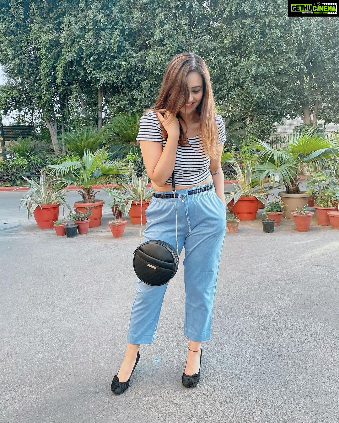 Actress Isha Chawla HD Photos and Wallpapers May 2021 - Gethu Cinema