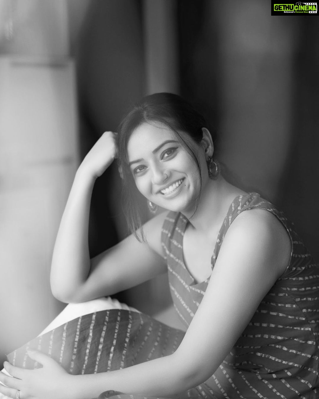 Actress Isha Chawla HD Photos and Wallpapers May 2021 - Gethu Cinema