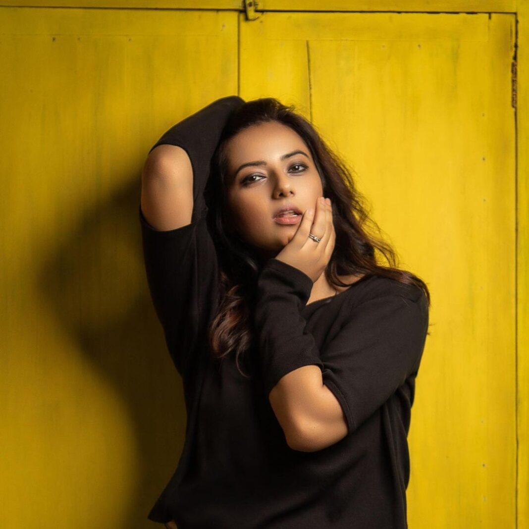 Actress Isha Chawla HD Photos and Wallpapers May 2021 - Gethu Cinema