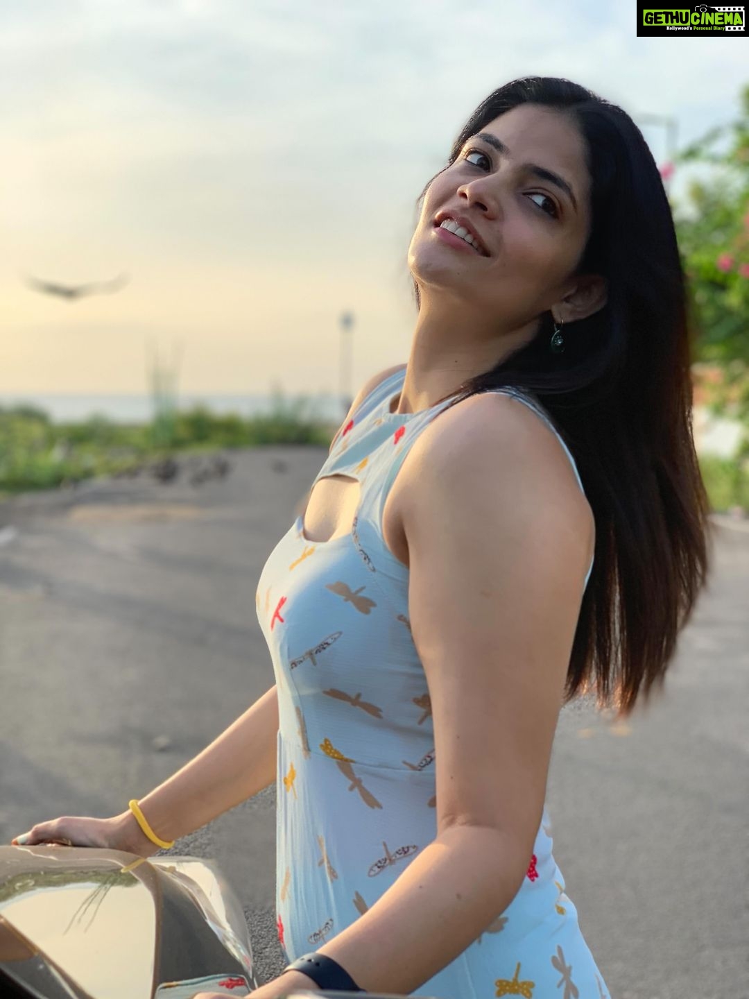 Kalpika Ganesh Instagram – Mujhe na choona VC @the_suriya_n #instareels ...