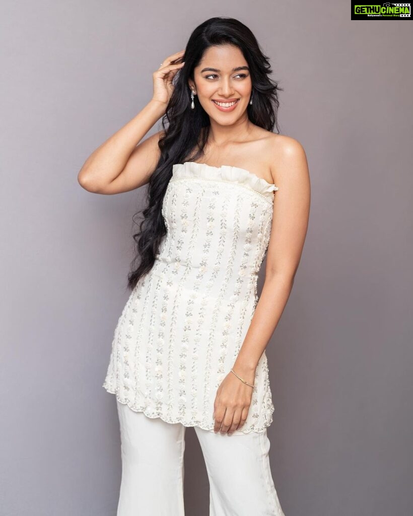 Actress Mirnalini Ravi HD Instagram Photos and Wallpapers September ...