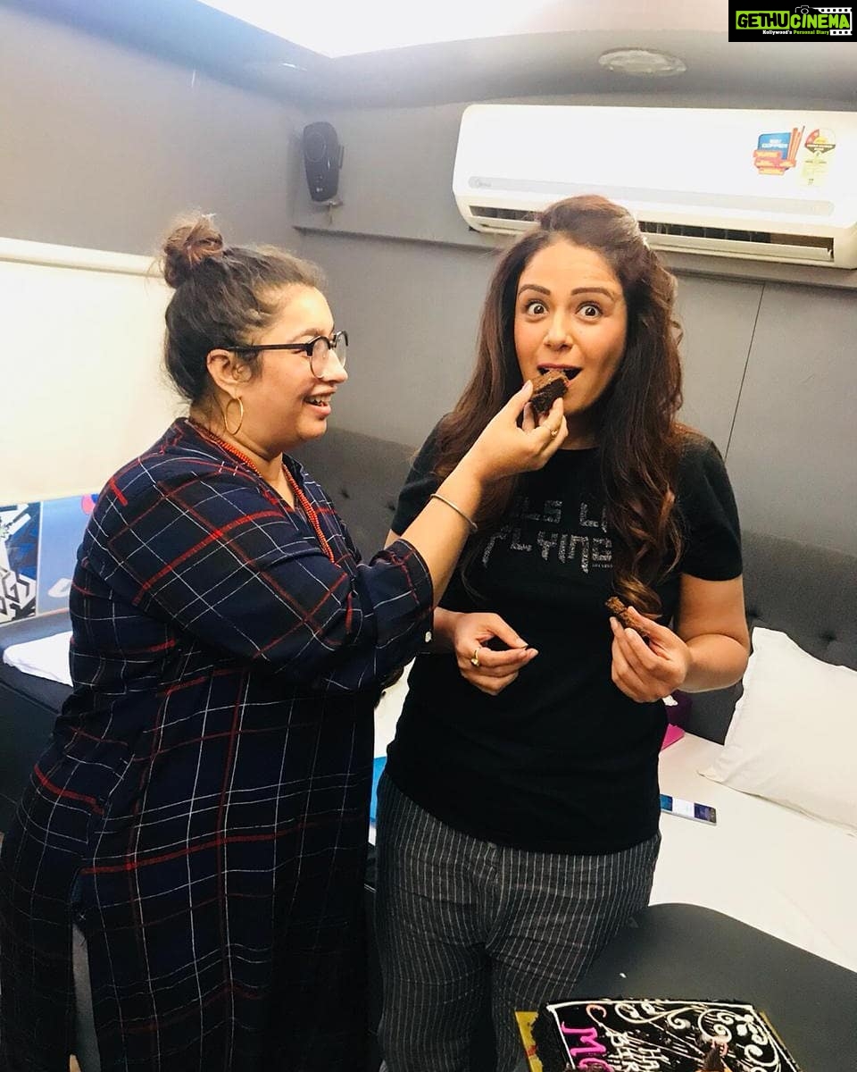 Mona Singh Instagram – My makeup artist who tries really hard to make ...