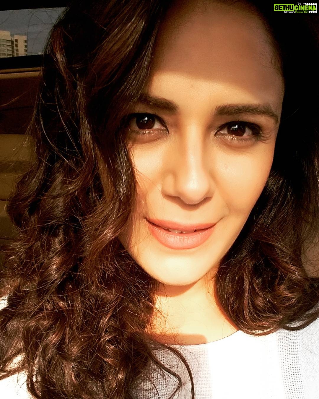 Mona Singh Instagram – #selfietime #sunsetlighting #pinklips #curlyhair ...