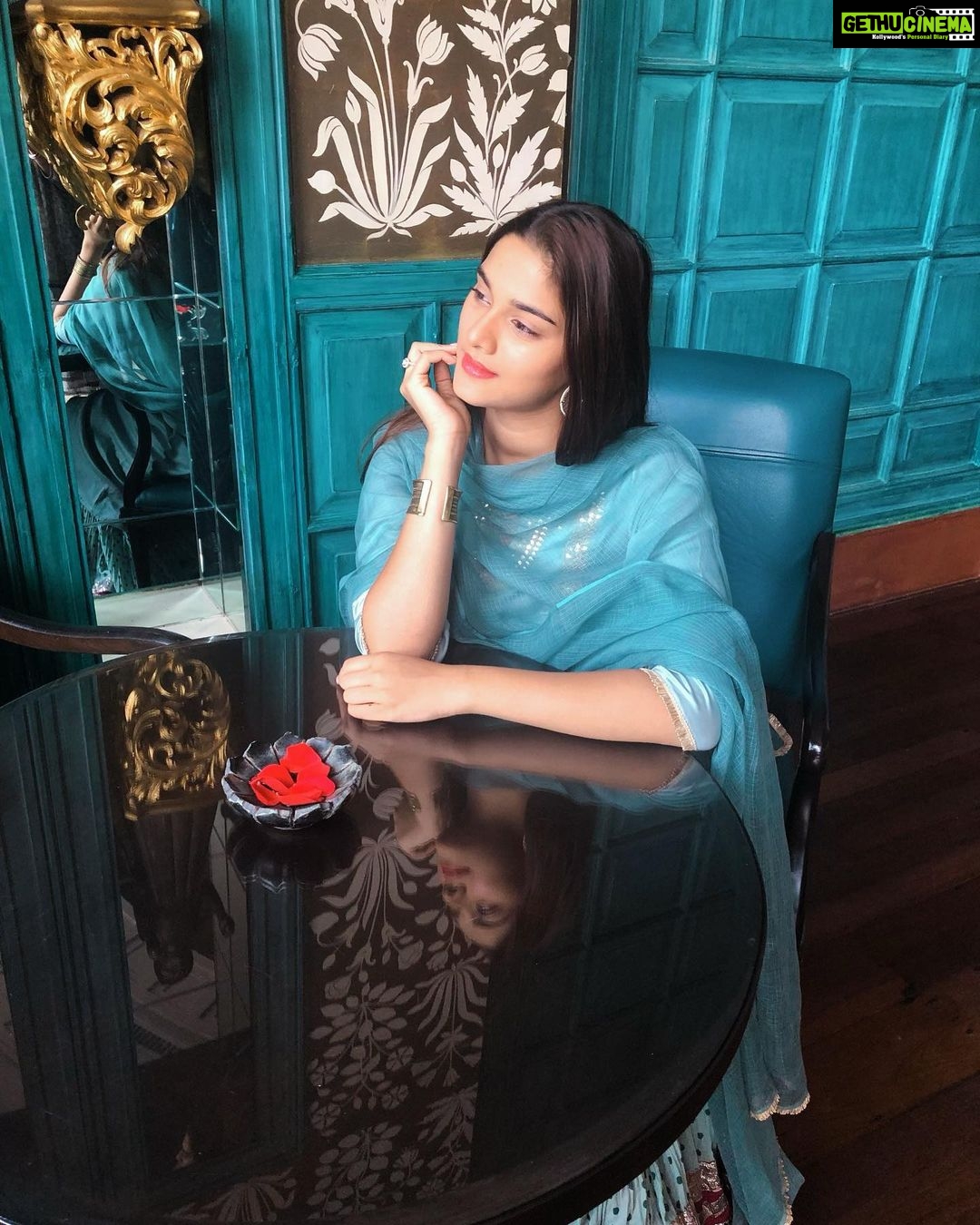 Saiee Manjrekar Instagram – Wander sitting still🌞🍂 The Oberoi Amarvilas ...