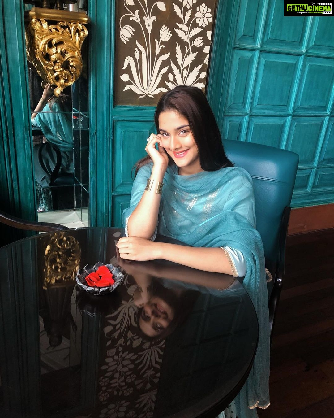 Saiee Manjrekar Instagram – Wander sitting still🌞🍂 The Oberoi Amarvilas ...