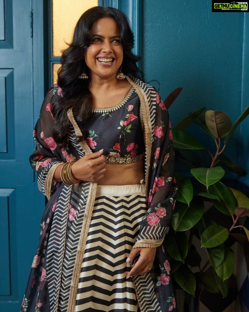 Actress Sameera Reddy HD Photos and Wallpapers October 2022 - Gethu Cinema