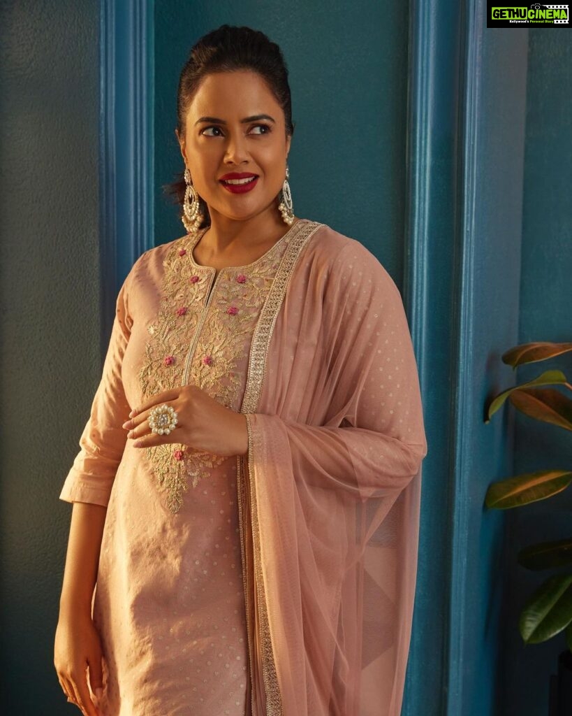 Actress Sameera Reddy HD Instagram Photos and Wallpapers November 2022 | Gethu Cinema