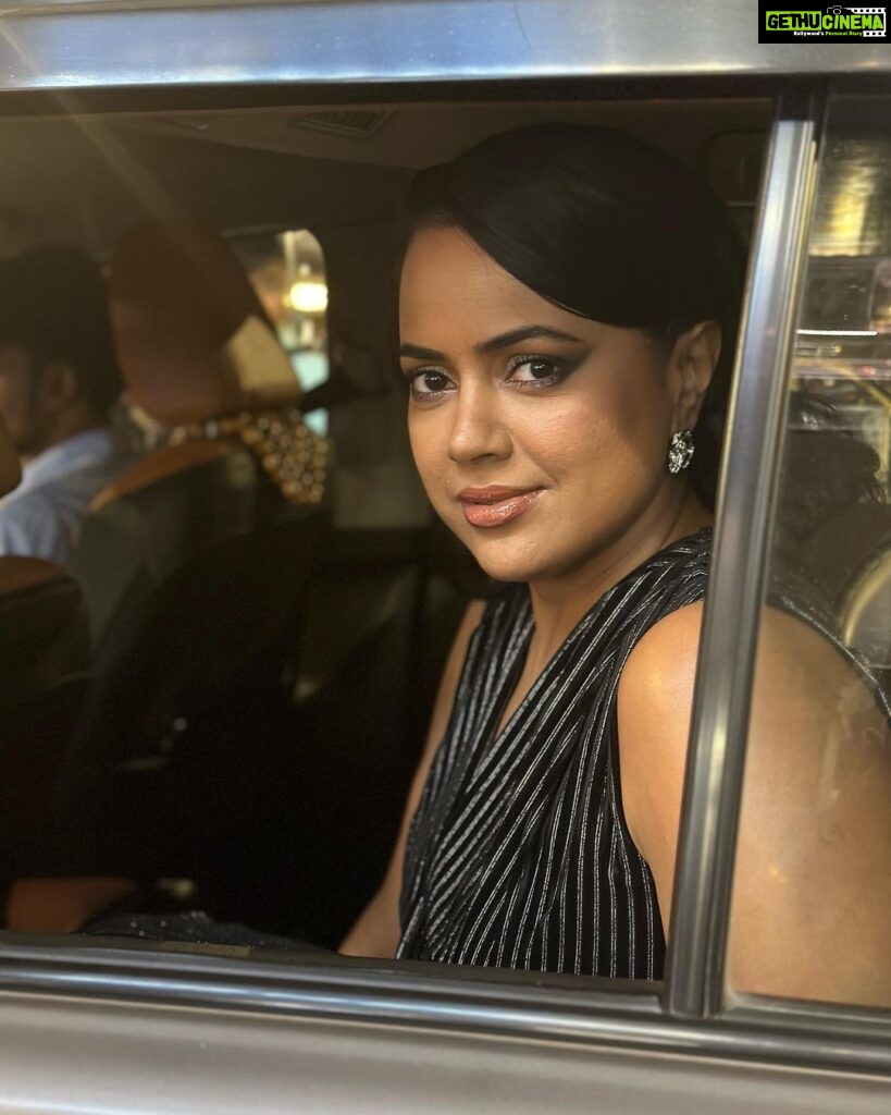 Actress Sameera Reddy HD Instagram Photos and Wallpapers November 2022 | Gethu Cinema