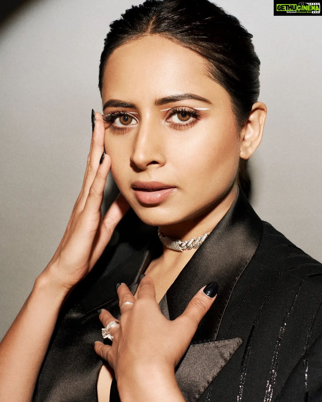 Sargun Mehta Instagram – Bad vibes dont go with my outfit🖤 Make up ...