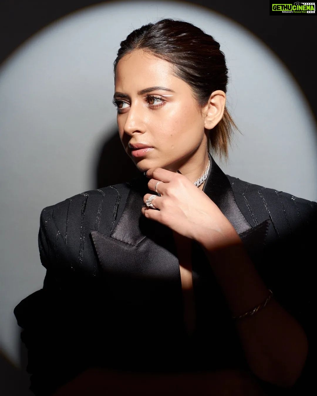 Sargun Mehta Instagram – Bad vibes dont go with my outfit🖤 Make up ...