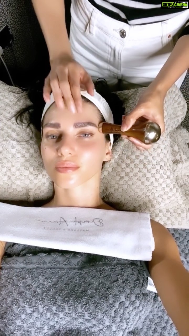 Actress Scarlett Mellish Wilson HD Instagram Photos and Wallpapers June ...