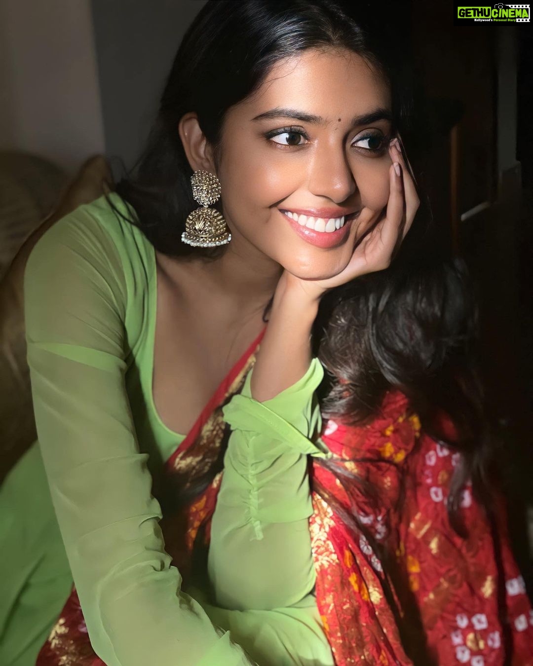 Actress Shivani Rajashekar HD Instagram Photos and Wallpapers October 2022 | Gethu Cinema