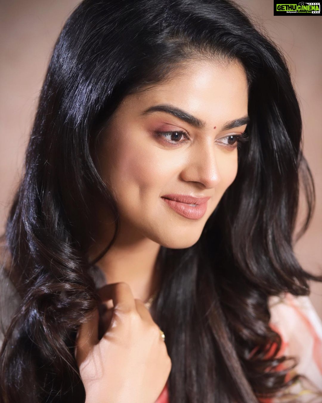 Actress Siddhi Idnani HD Instagram Photos and Wallpapers September 2022 | Gethu Cinema