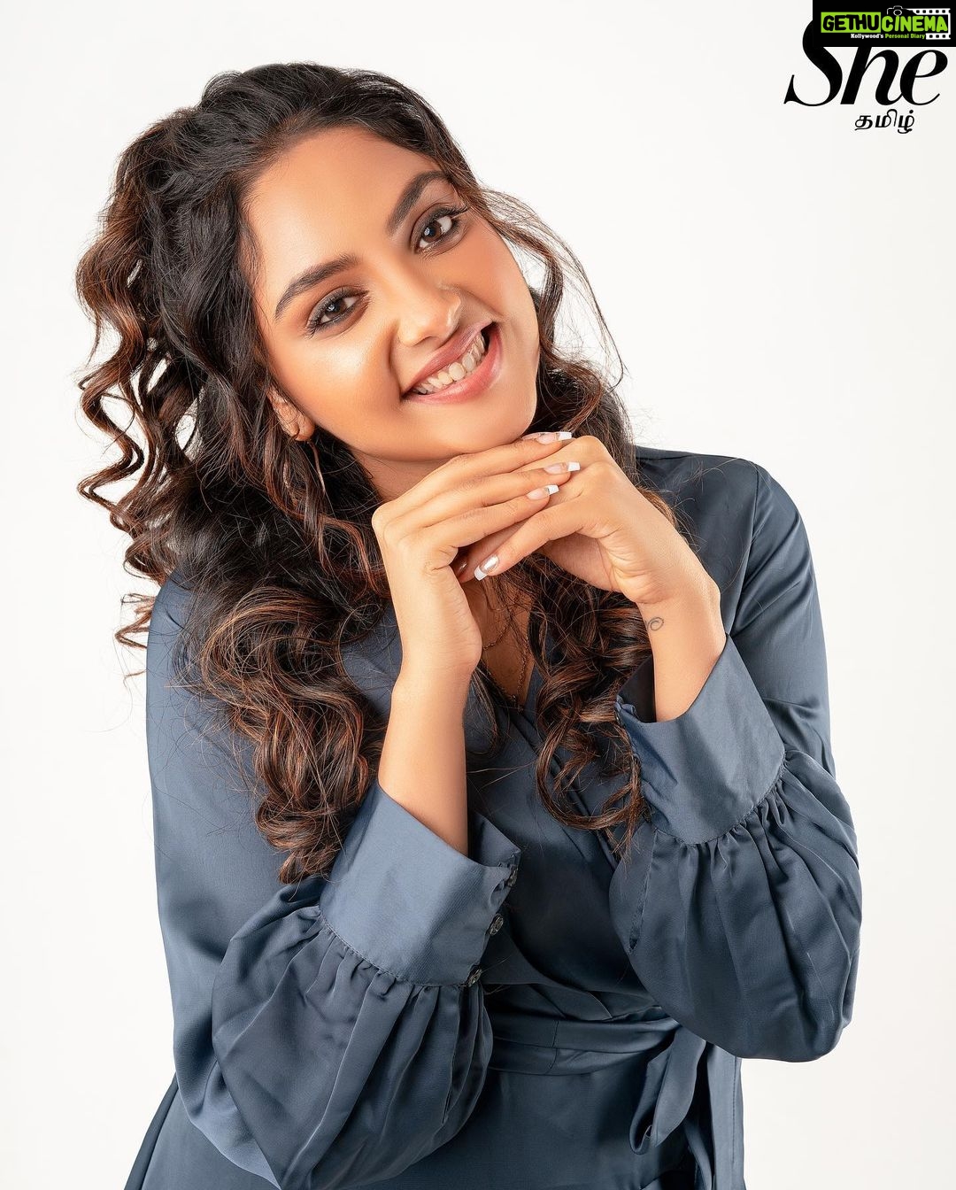 Actress Smruthi Venkat HD Instagram Photos and Wallpapers September ...