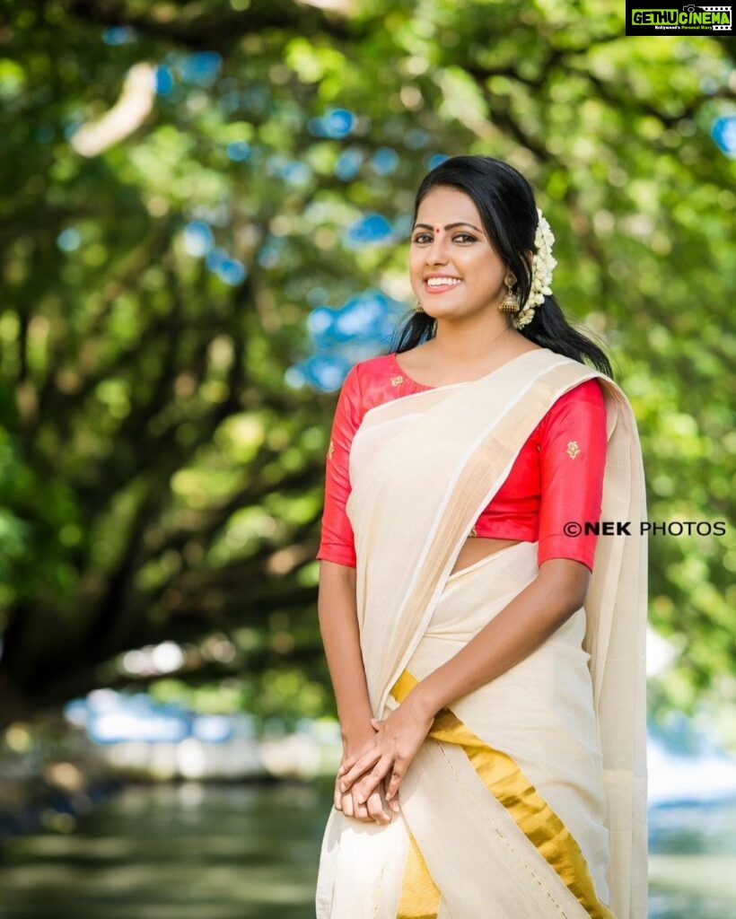 Sreevidya Nair Instagram – Happy onam 🌹🌷🌸🌺🍁🍂🥀🌻🌼 pic courtesy @nek ...