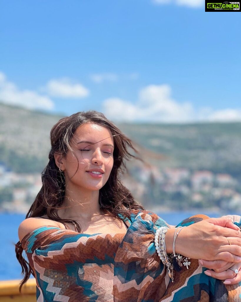 Actor Tripti Dimri HD Photos and Wallpapers June 2022 | Gethu Cinema