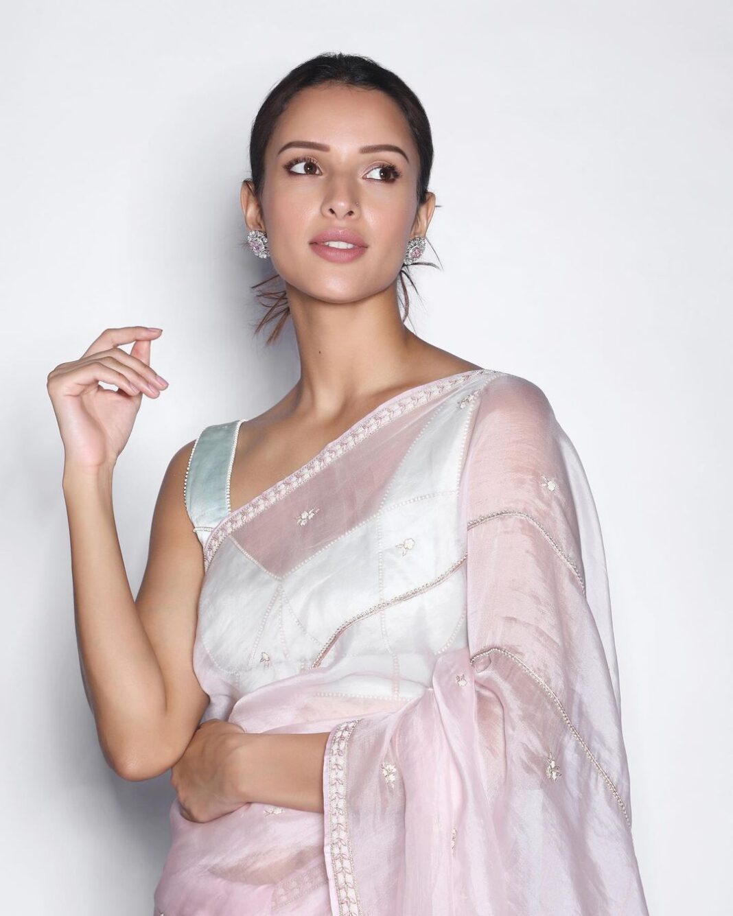 Actor Tripti Dimri HD Photos and Wallpapers November 2022 - Gethu Cinema