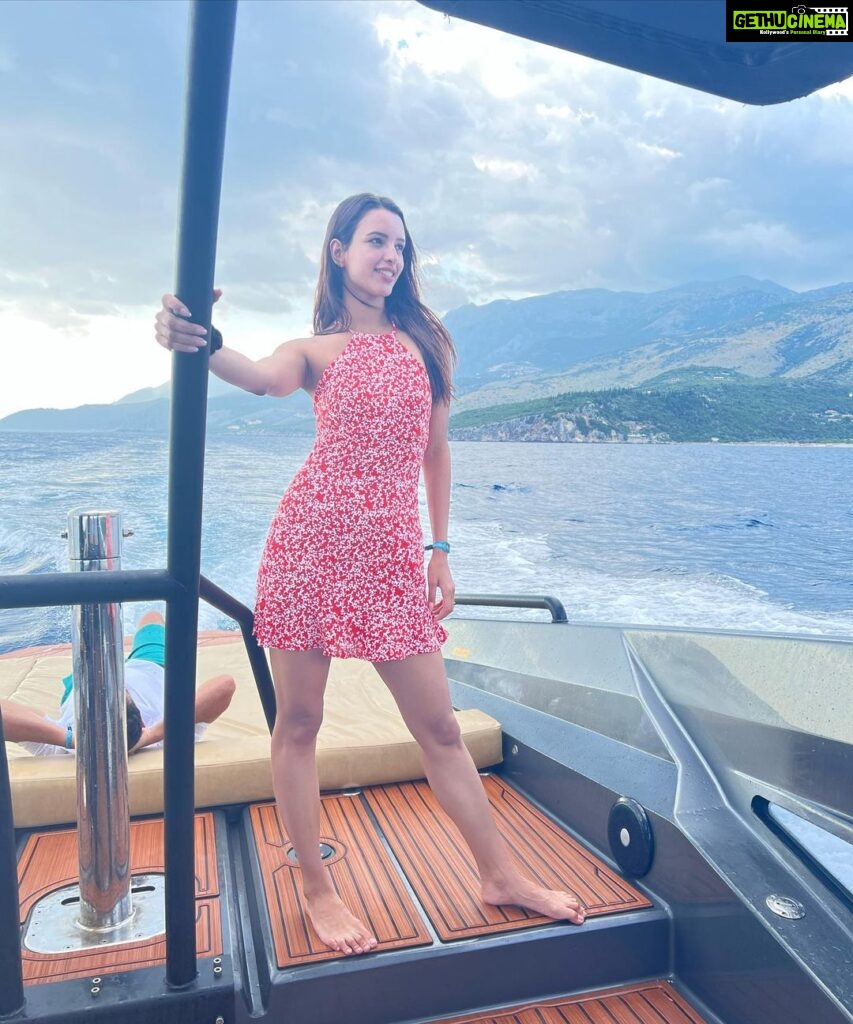 Actor Tripti Dimri HD Photos and Wallpapers August 2022 - Gethu Cinema