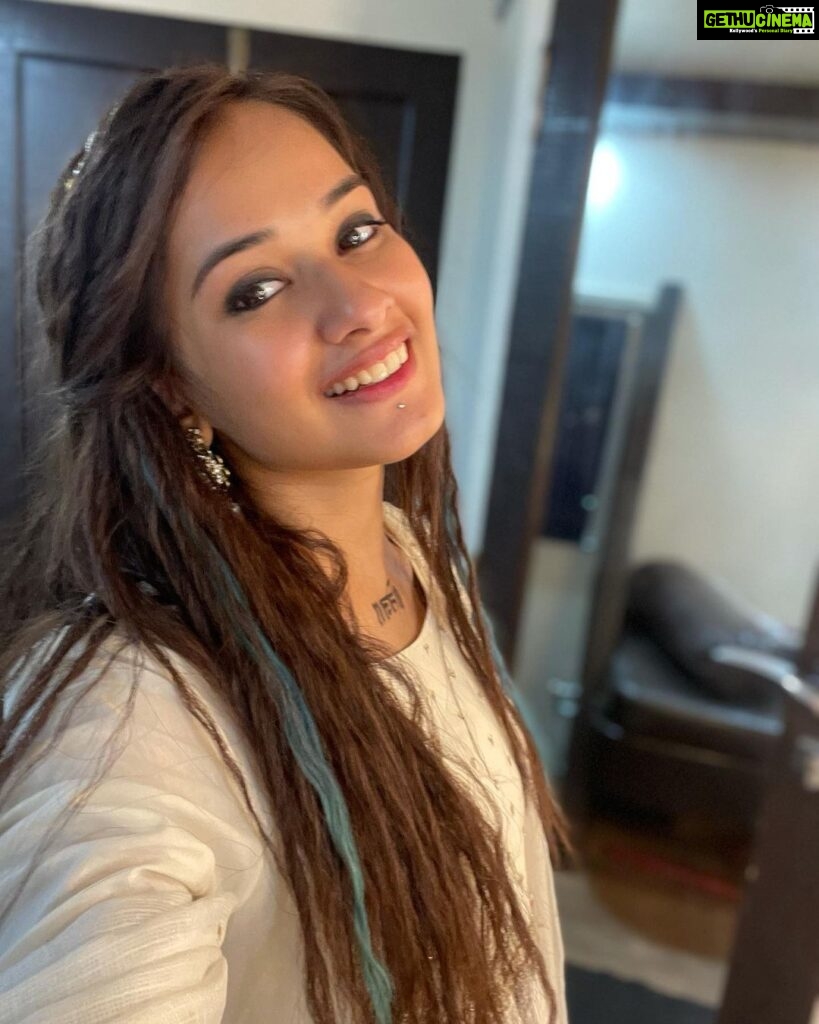 Actress Virti Vaghani HD Instagram Photos and Wallpapers February 2022 ...