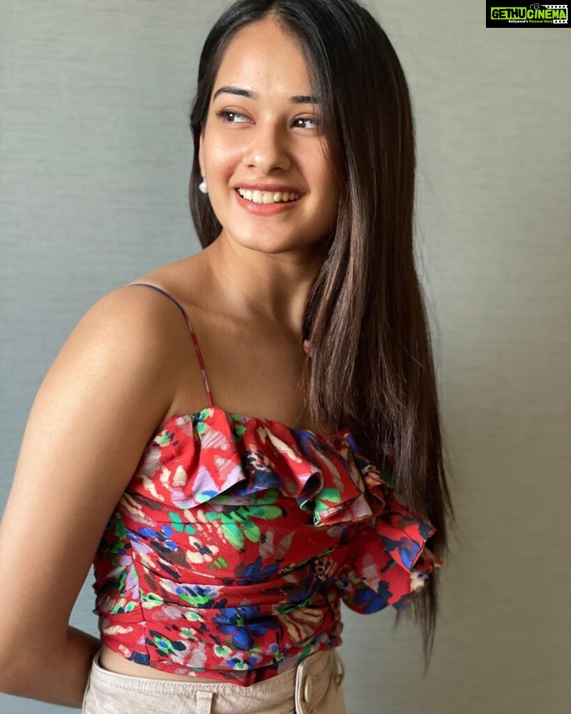 Actress Virti Vaghani HD Instagram Photos and Wallpapers May 2022 | Gethu Cinema