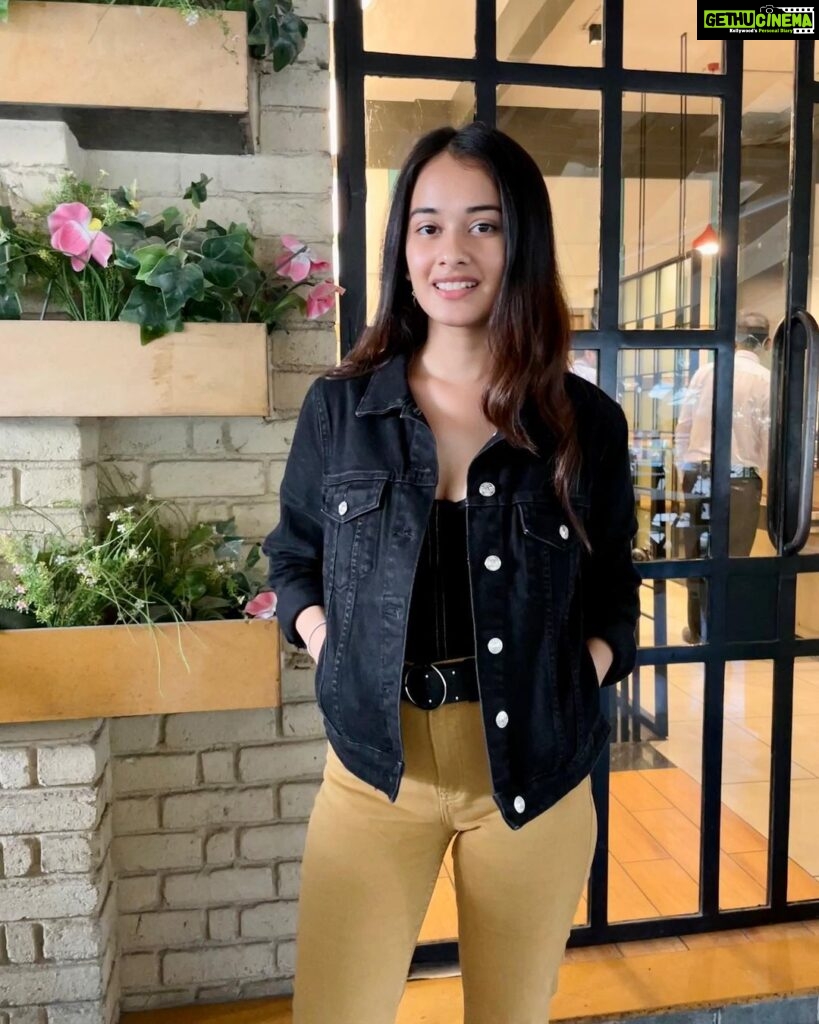 Actress Virti Vaghani HD Instagram Photos and Wallpapers October 2022 ...