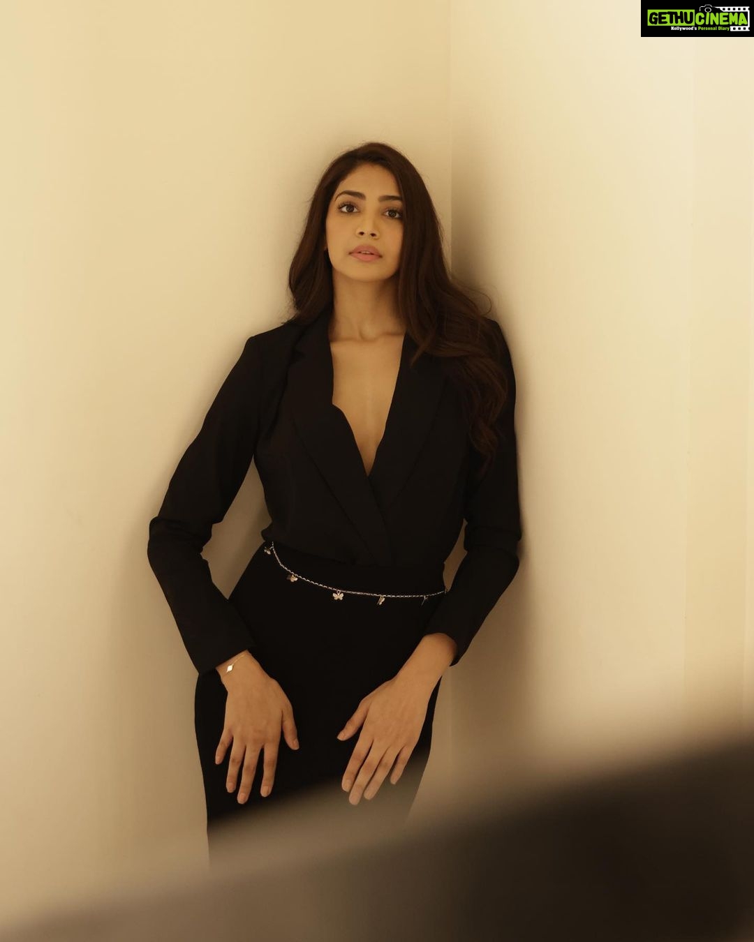 Yogita Bihani Instagram – #VikramVedha Trailer out today! 🖤 Shot by ...