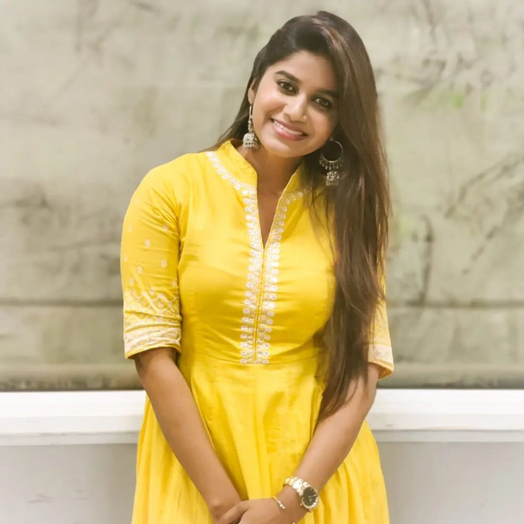 Actress Aadhirai Soundarajan HD Instagram Photos and Wallpapers April ...