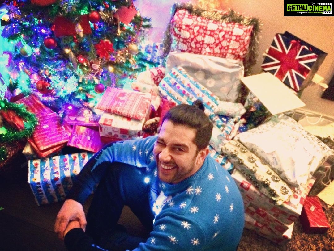 Aftab Shivdasani Instagram – Gonna go lay under the Christmas tree and ...