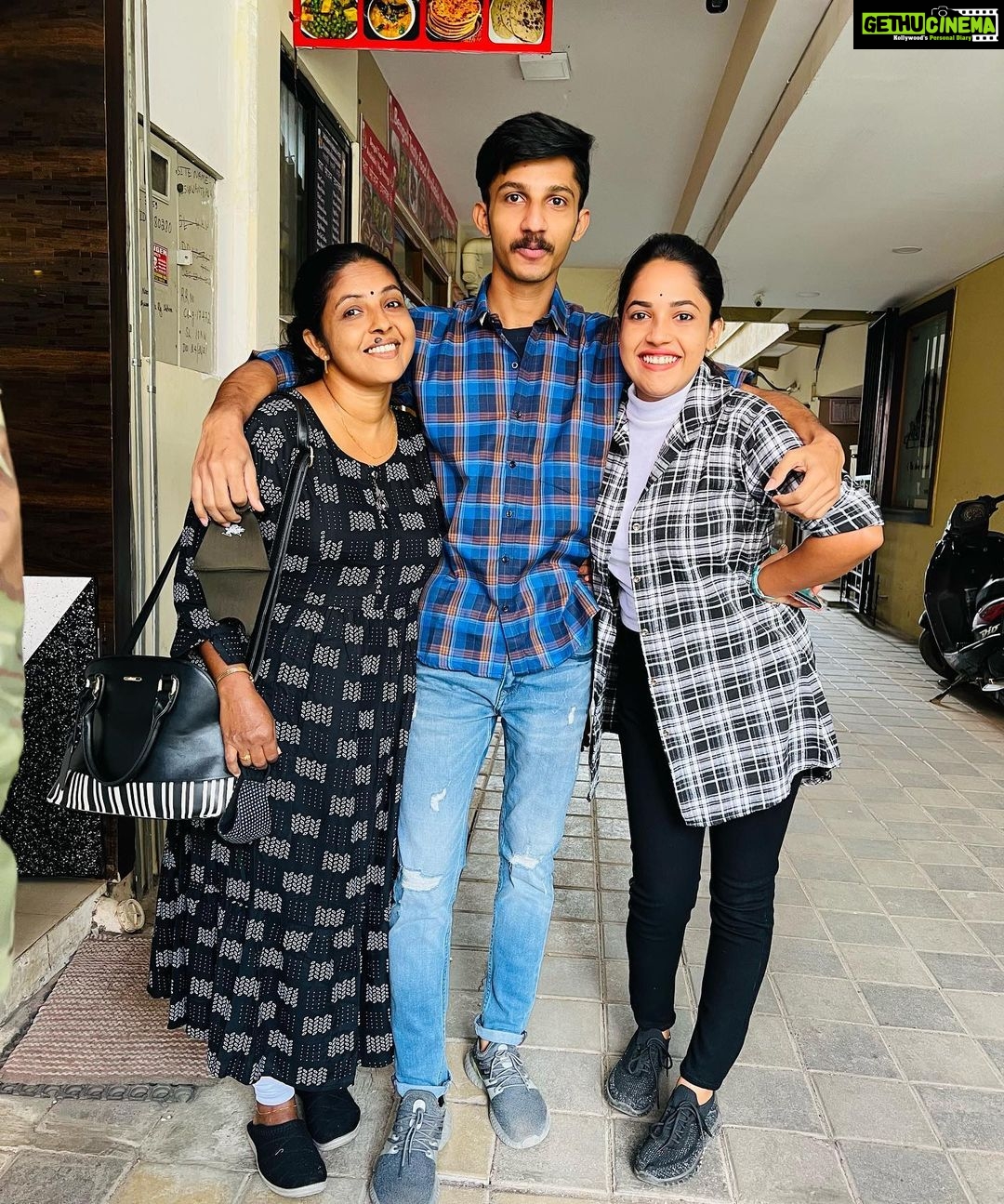 Amrutha Nair Instagram – Mine ️ @amal.nair_ @ambily__nair 🥼@dayyus ...