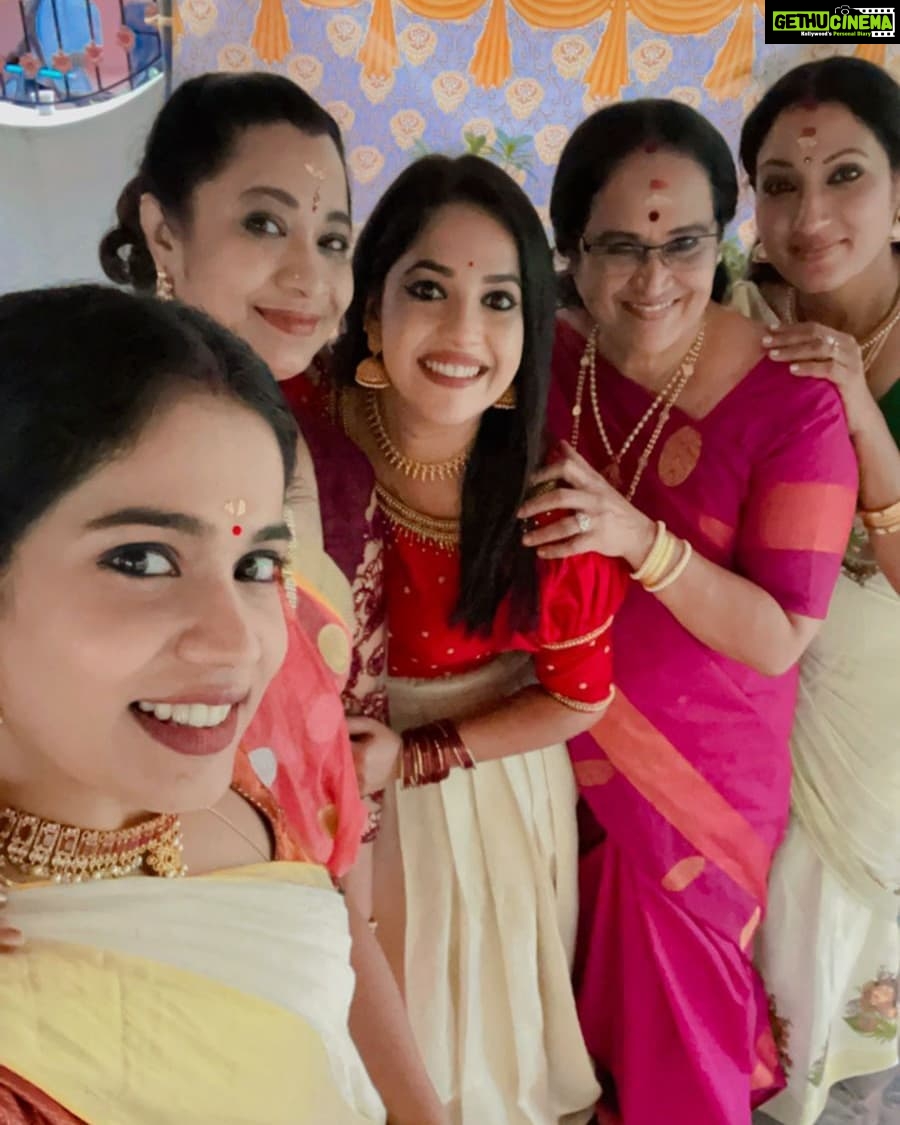 Amrutha Nair Instagram – Team 😘 @officialmeeravasudevan @kkmenonz ...