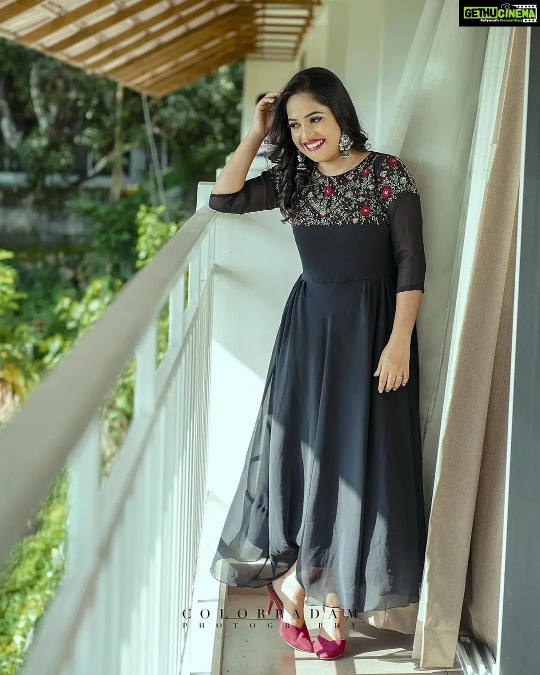 Amrutha Nair Instagram – 🖤yo yo🖤 👗@neelima_designs 📸 @colorpadam ...