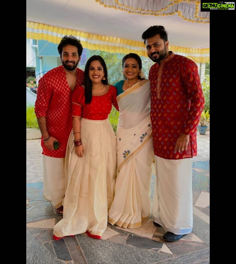 Amrutha Nair Instagram - Fam @officialmeeravasudevan @kkmenonz @noobin ...