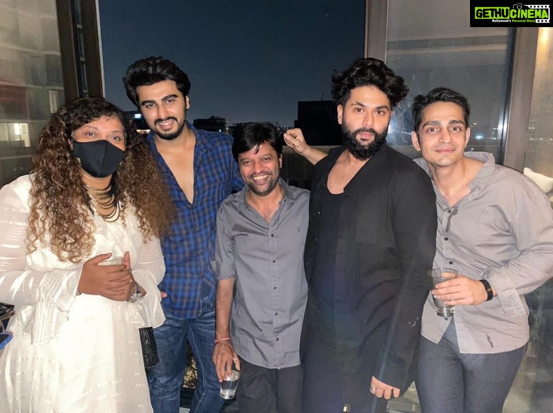 Arjun Kapoor Instagram – Here too 😉 Aarti shetty & friends ...