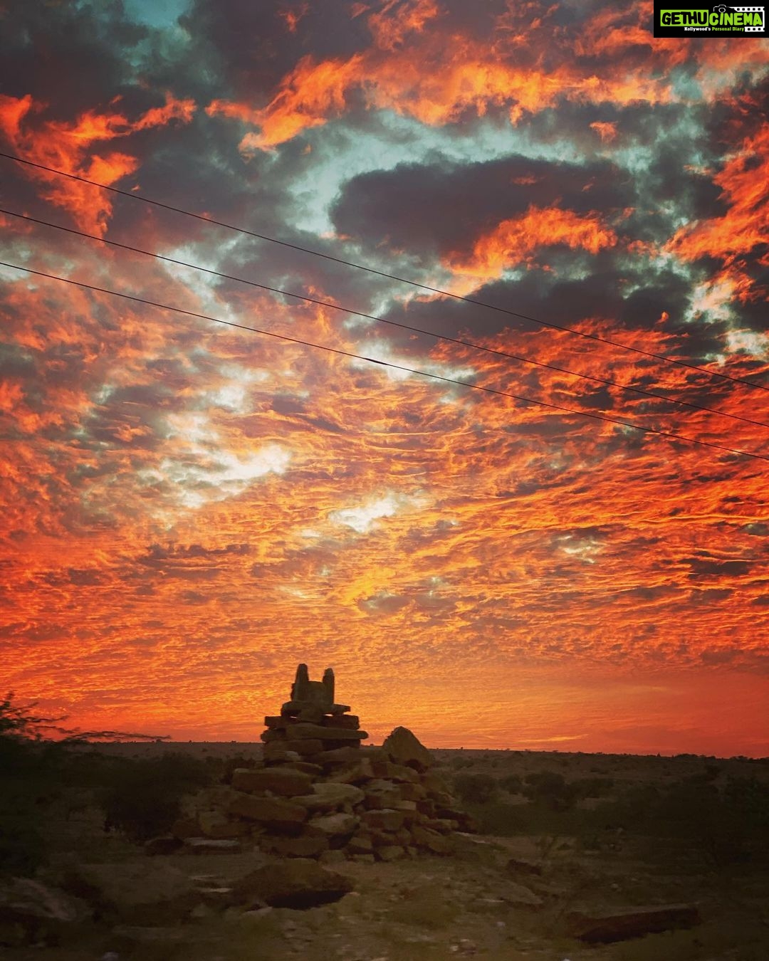 Arjun Kapoor Instagram – The sun paints the sky in full glory before it ...