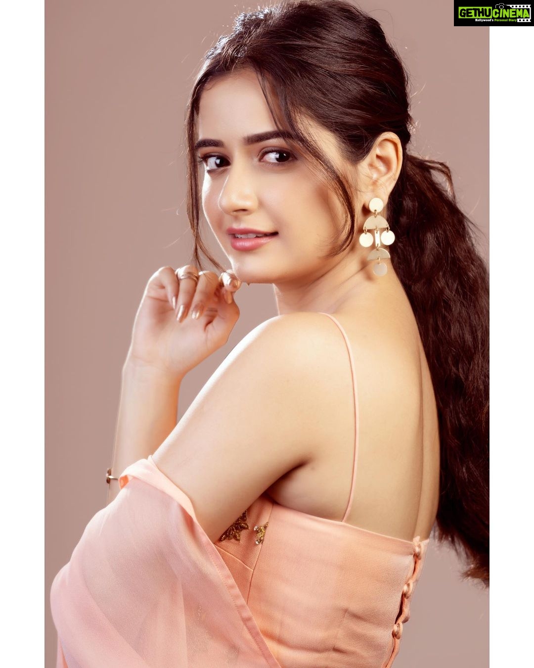 Ashika Ranganath Instagram – Peach love Finally I get these pictures ...