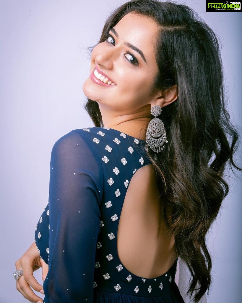 Actress Ashika Ranganath HD Photos and Wallpapers October 2022 - Gethu ...