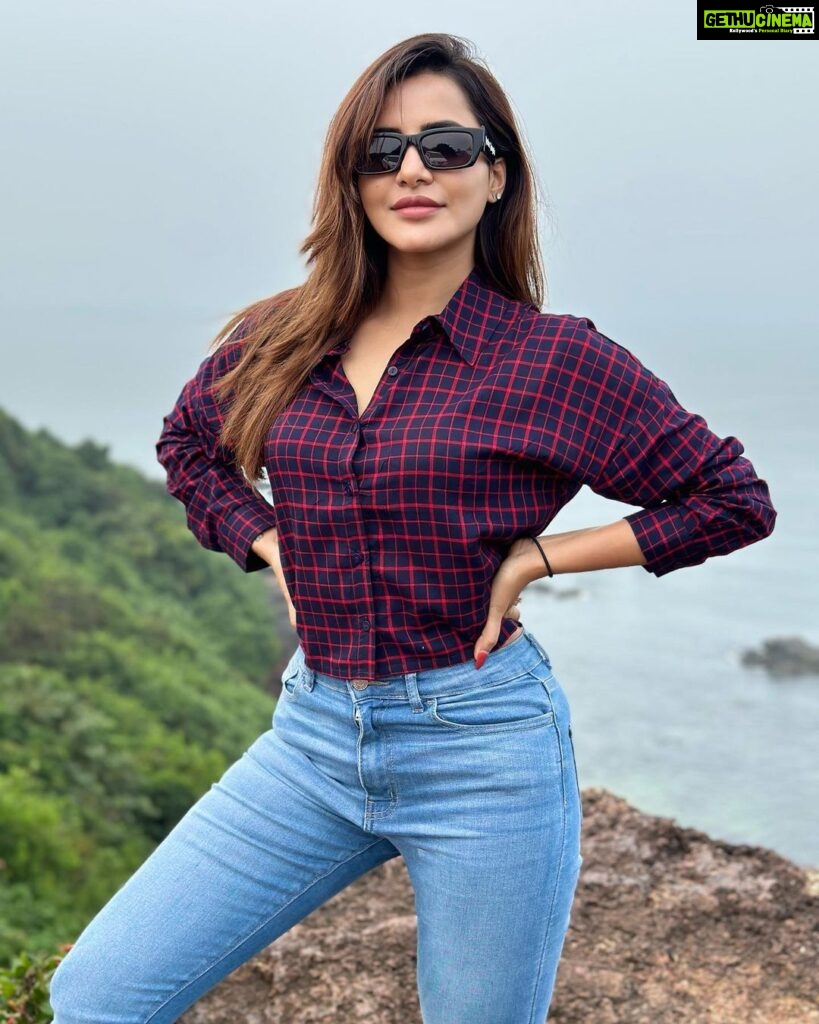 Actress Ashu Reddy HD Photos and Wallpapers November 2022 - Gethu Cinema