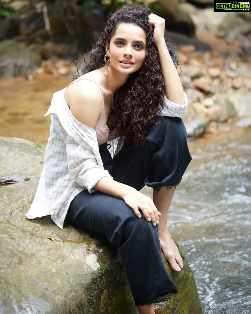 Actress Athulya Chandra HD Instagram Photos and Wallpapers November ...