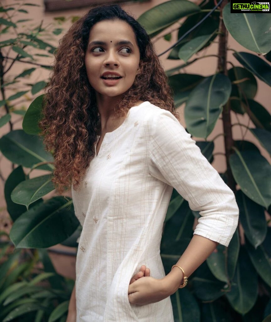 Actress Athulya Chandra HD Photos and Wallpapers May 2022 - Gethu Cinema