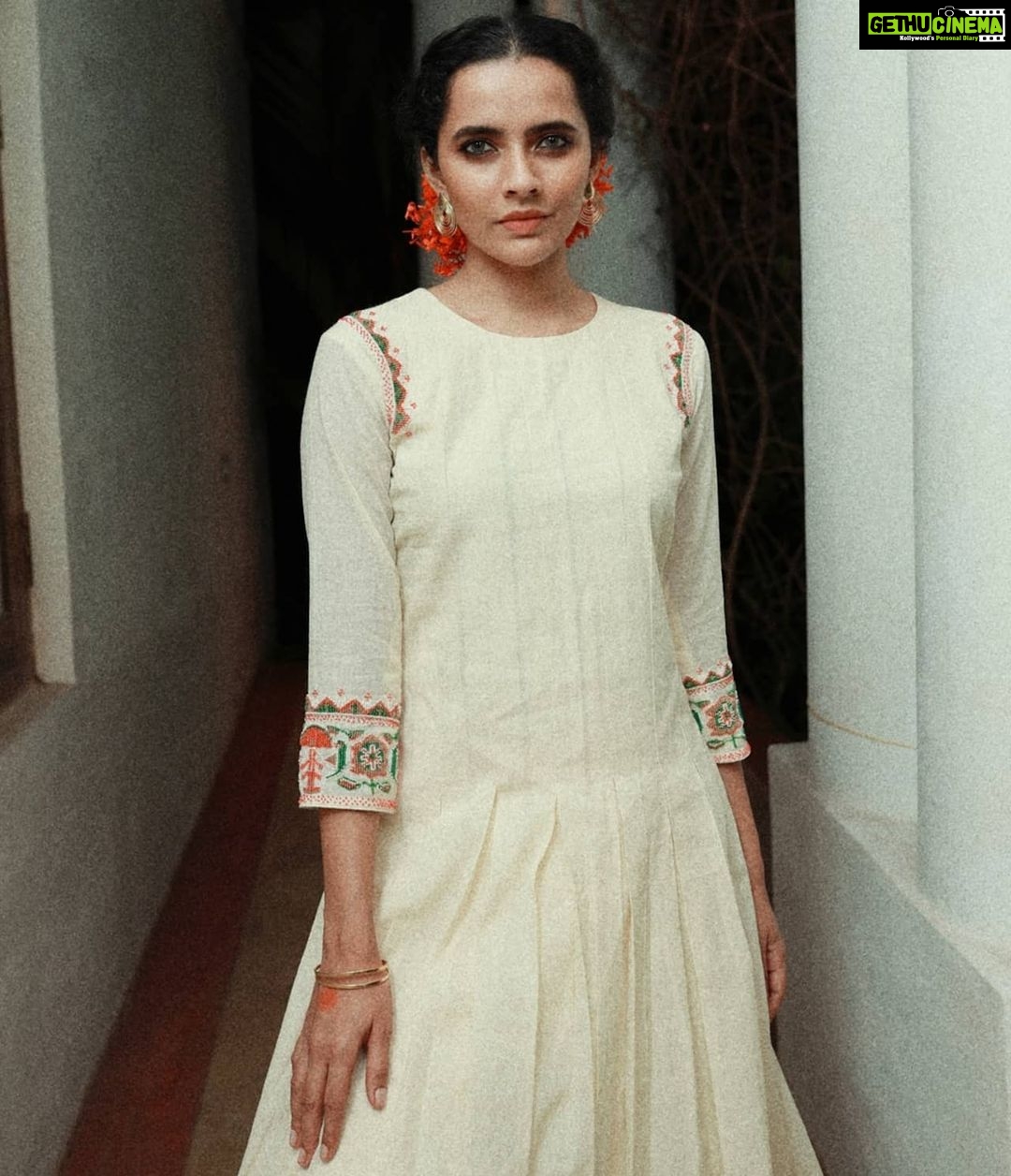 Actress Athulya Chandra HD Instagram Photos and Wallpapers November ...