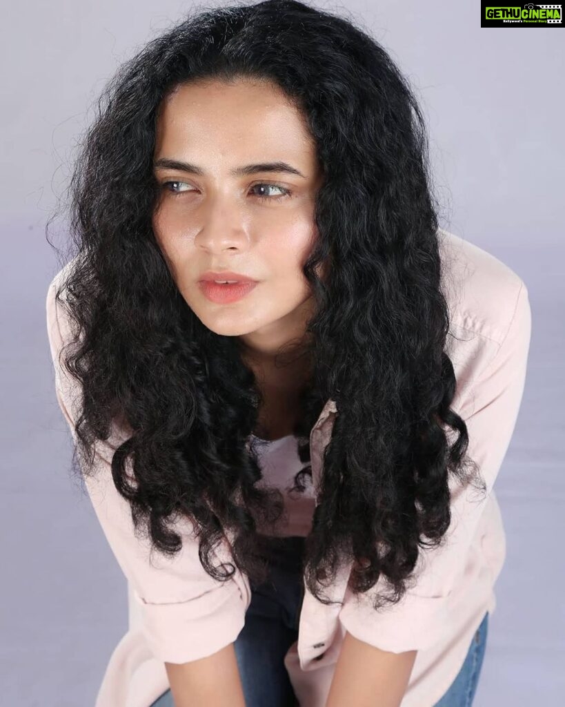 Actress Athulya Chandra HD Photos and Wallpapers September 2020 - Gethu ...