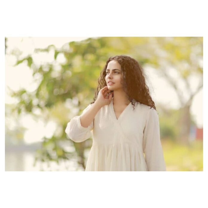 Actress Athulya Chandra HD Photos and Wallpapers July 2019 - Gethu Cinema