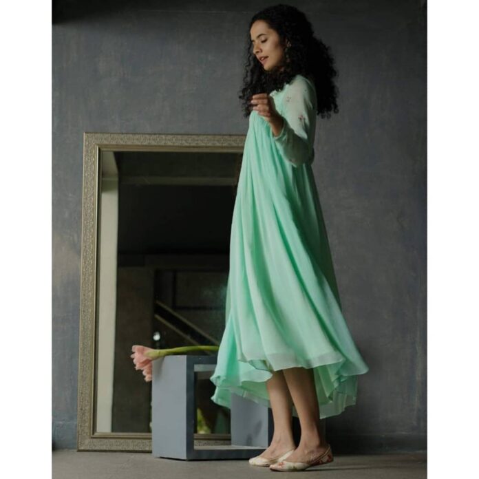 Actress Athulya Chandra HD Photos and Wallpapers July 2019 - Gethu Cinema