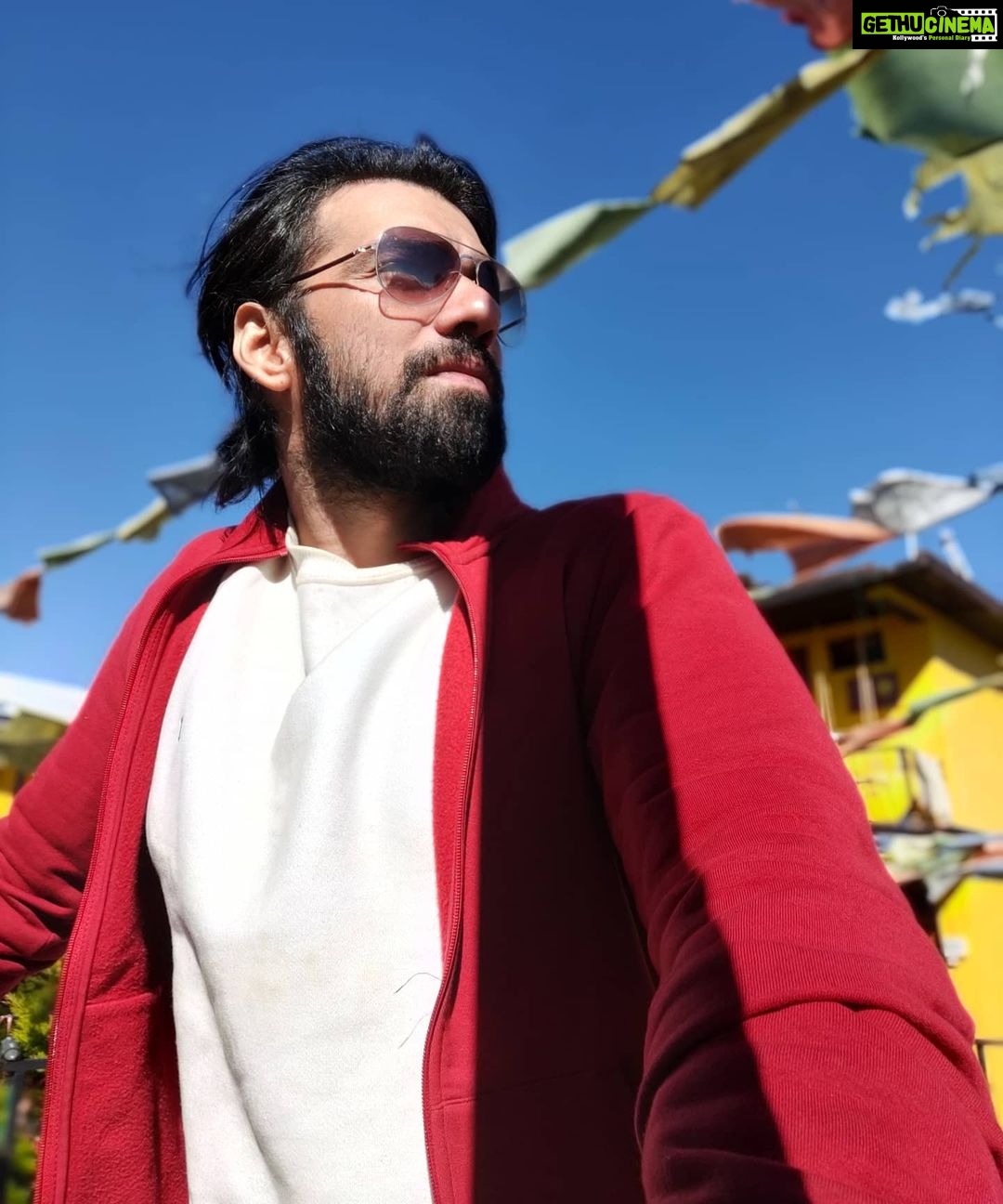 Avinash Tiwary Instagram - Vahi Pahad,Vahi Aasman,Vahi Badal,Vahi Suraj ...